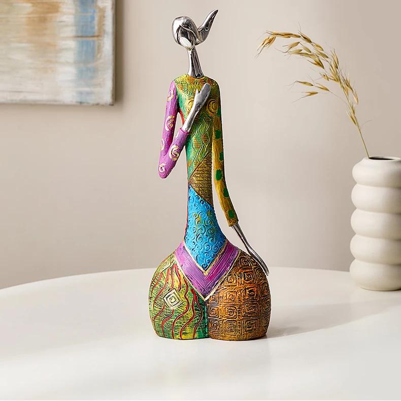 Statue contemporaine de femme en résine • Statue design